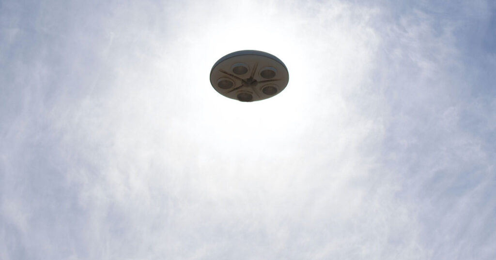 Novo vídeo de OVNI em praia deixa internautas em CHOQUE