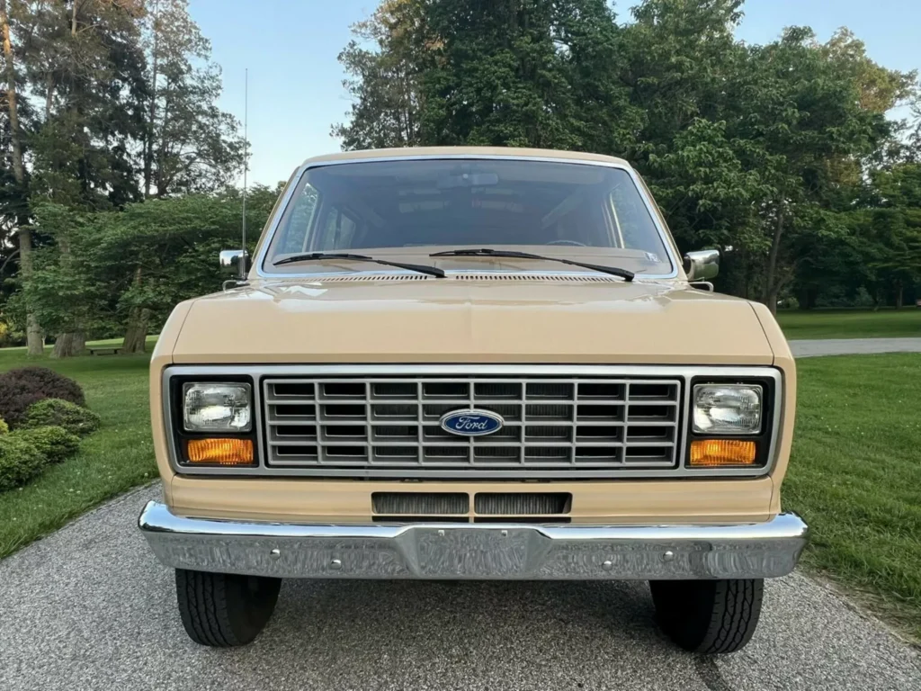 Ford Econoline E-250 XL 1985 em leilão nos EUA