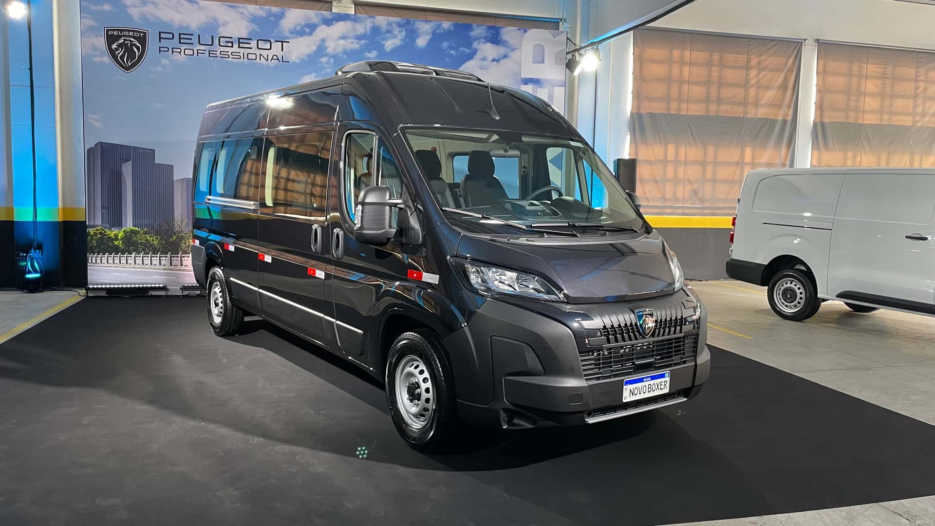 Peugeot apresenta Boxer 2026 com mudanças para competir com Sprinter