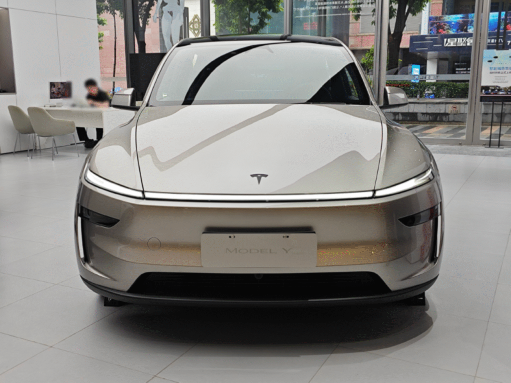 Tesla Model YL com seis lugares chega às concessionárias na China