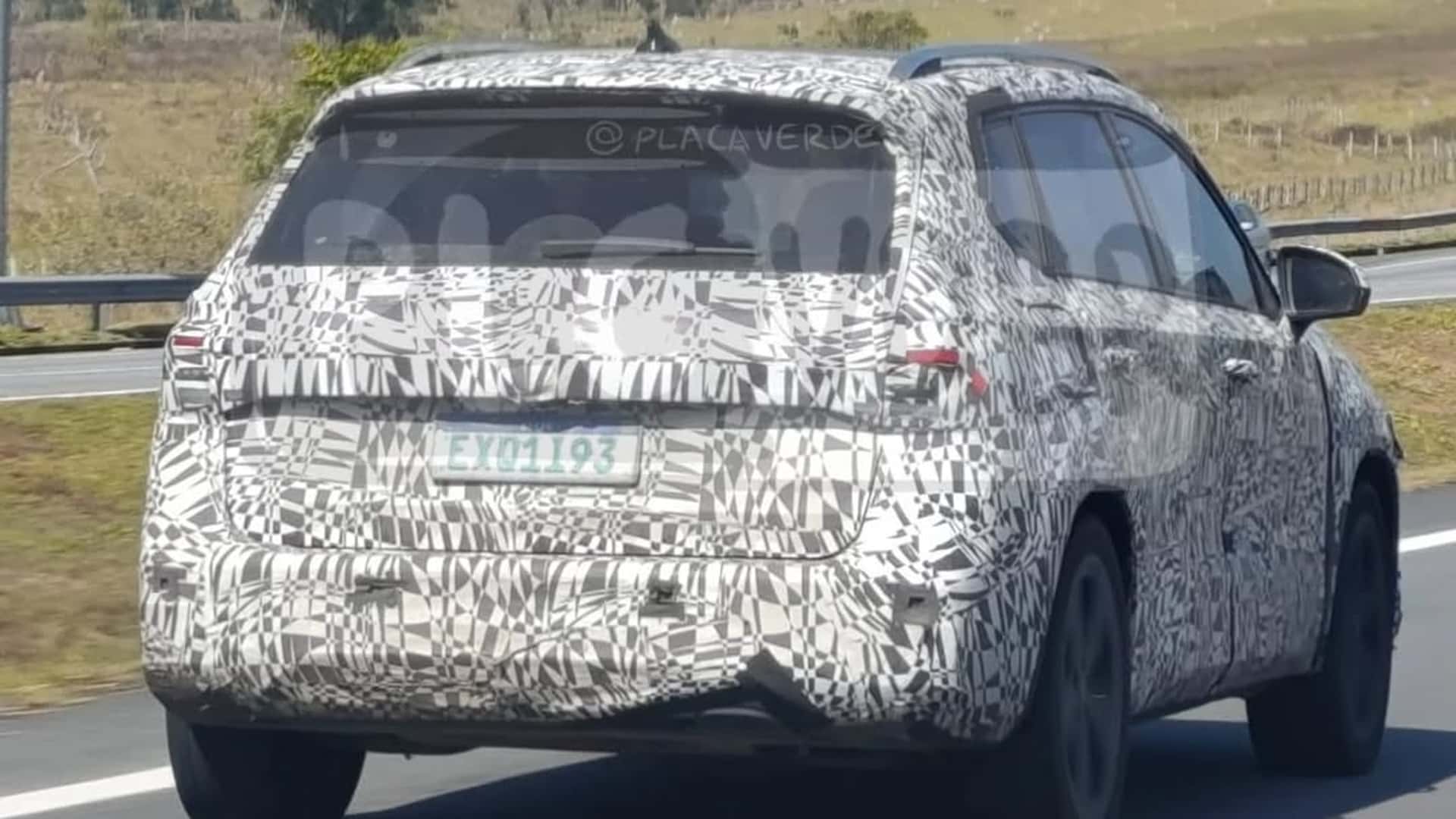 VW Taos 2026 é testado junto com o novo Jetta GLi