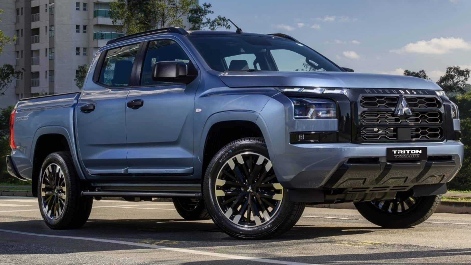 Mitsubishi Triton Tarmac chega por R$ 254.990 e compete com Ranger Black