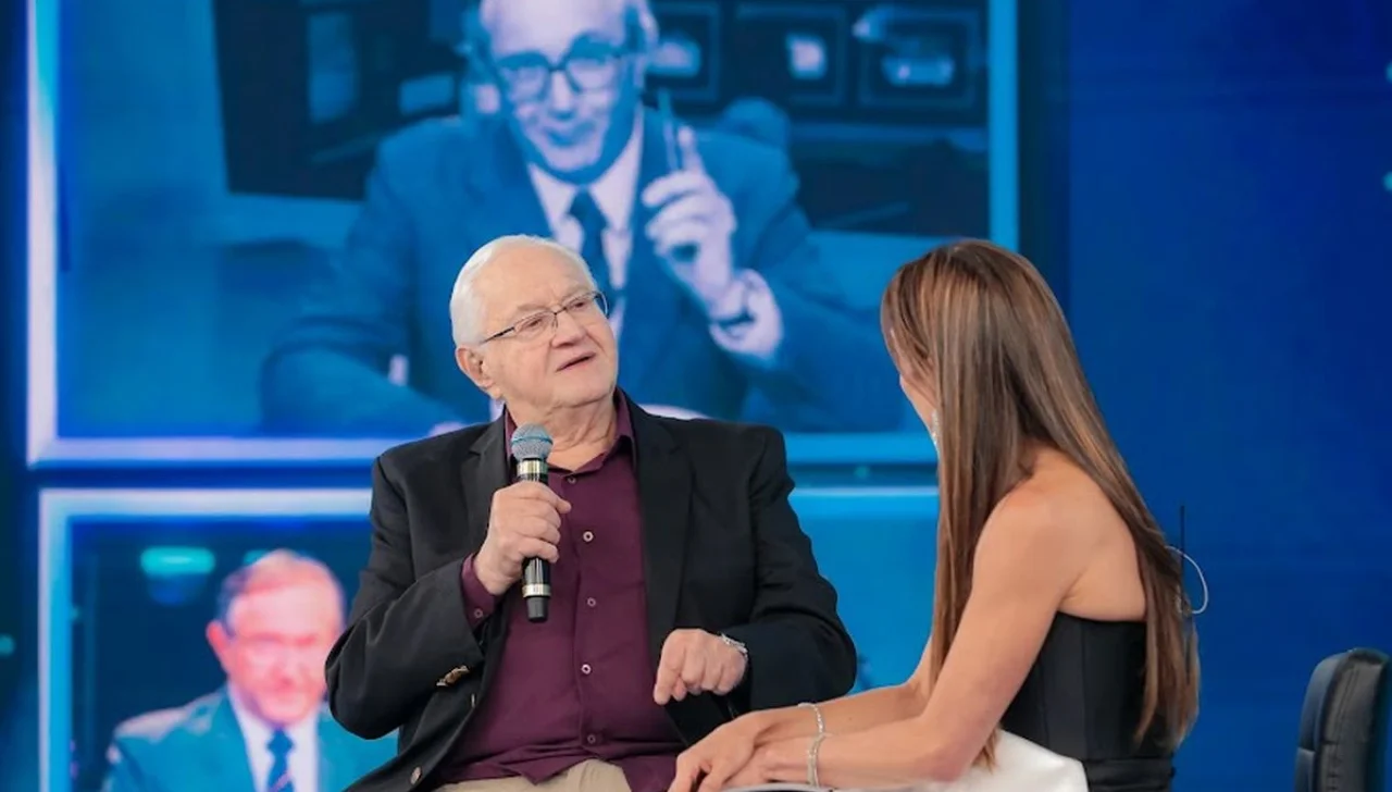 Boris Casoy é homenageado no programa de Silvio Santos