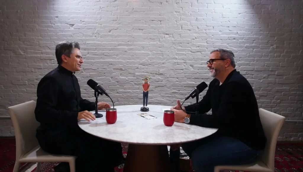 Rodrigo Alvarez estreia talk show sobre fé e cultura na TV Aparecida